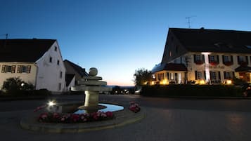 Fachada do alojamento (tarde/noite)