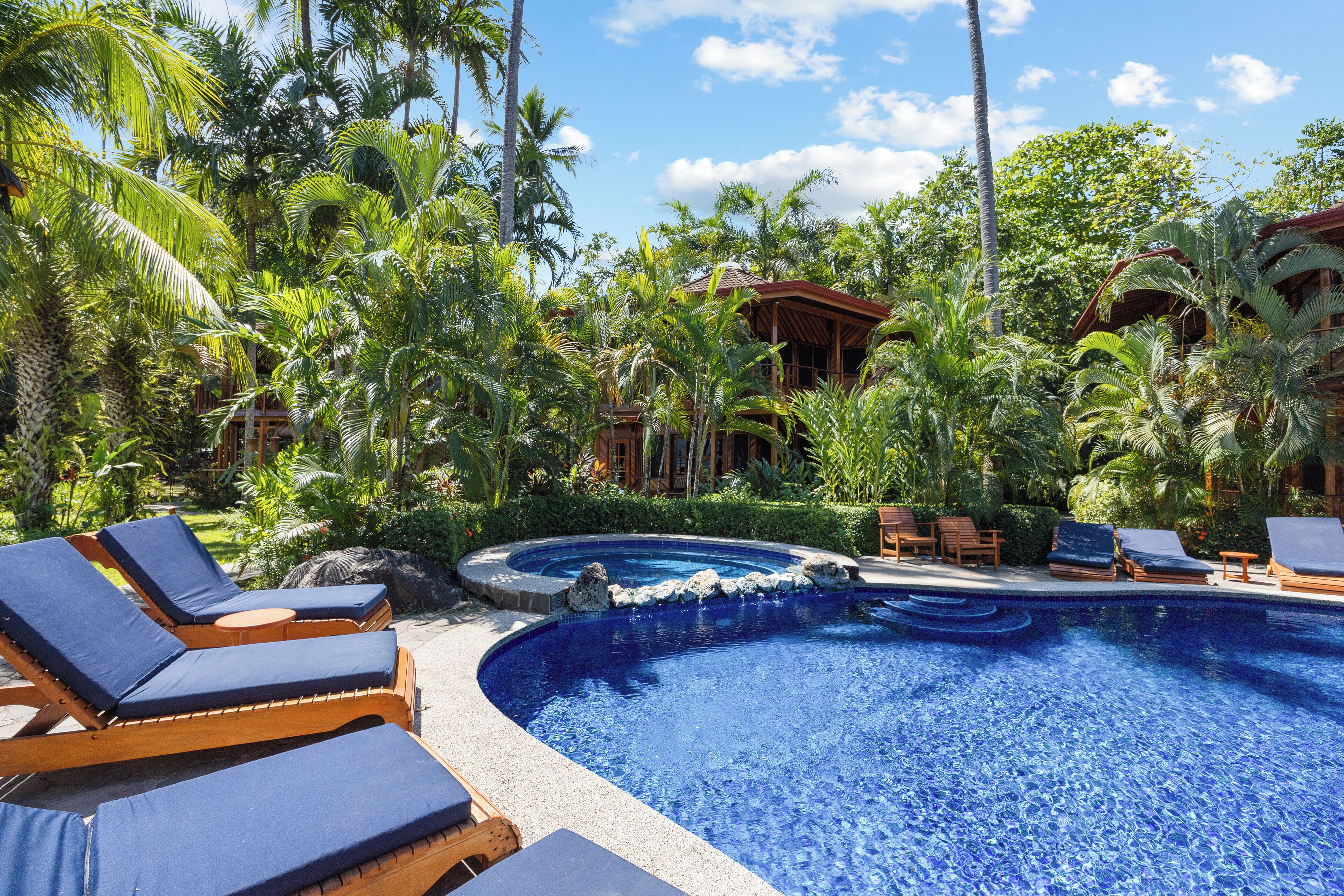 Piscina exterior, espreguiçadeiras 