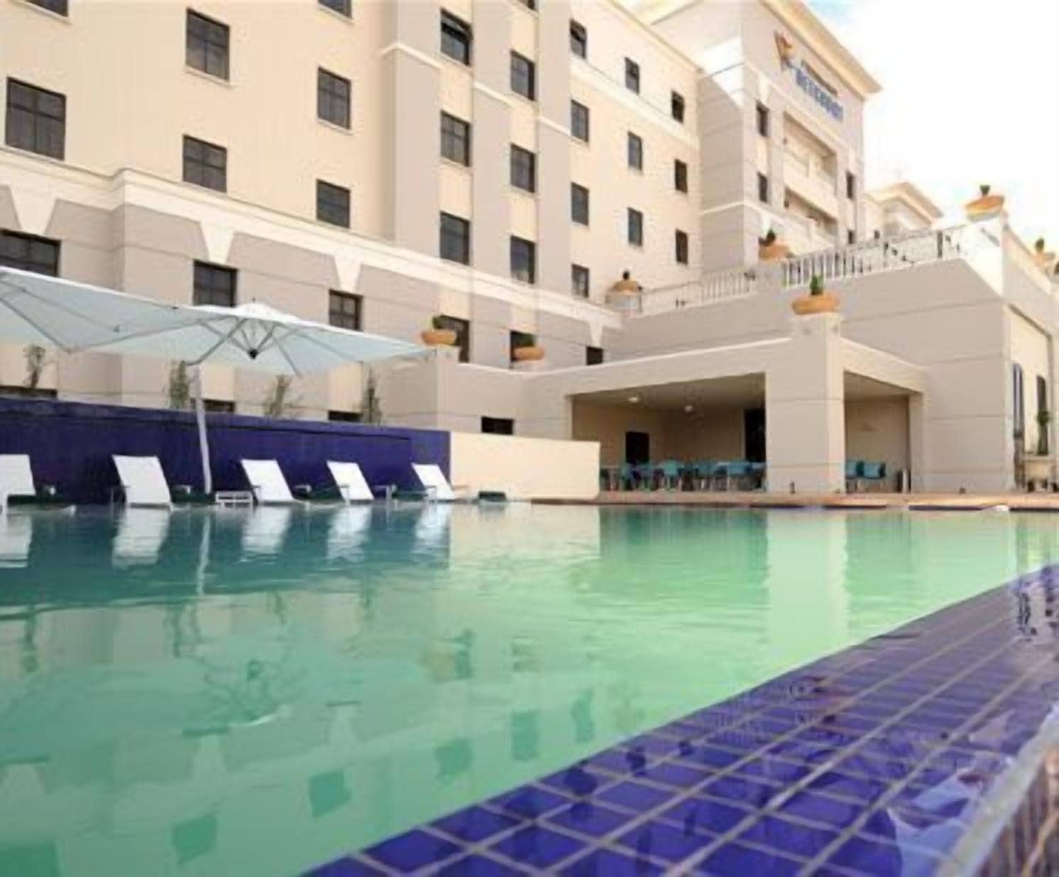 Piscina externa, funciona das 17h às 18h, guarda-sóis, espreguiçadeiras