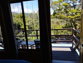 Suíte júnior, 1 quarto, sacada, vista para a montanha | Roupas de cama premium, edredons de pluma, camas Tempur-Pedic