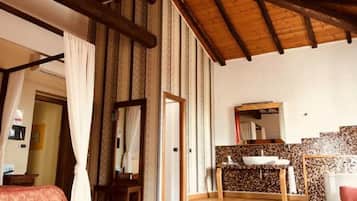Minibar, cofre no quarto, secretária, cortinas/cortinados opacos