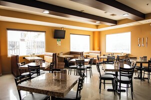 Pequenos-almoços e almoços servidos, com vista para o jardim 