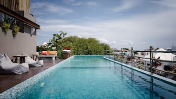 Piscina externa, guarda-sóis, espreguiçadeiras