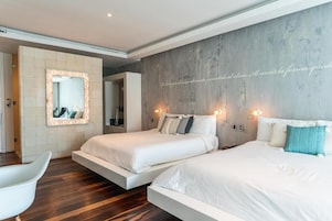 Quarto Twin Júnior, Vista para a cidade | 1 quarto, roupa hipoalergénica, cofre no quarto, secretária 