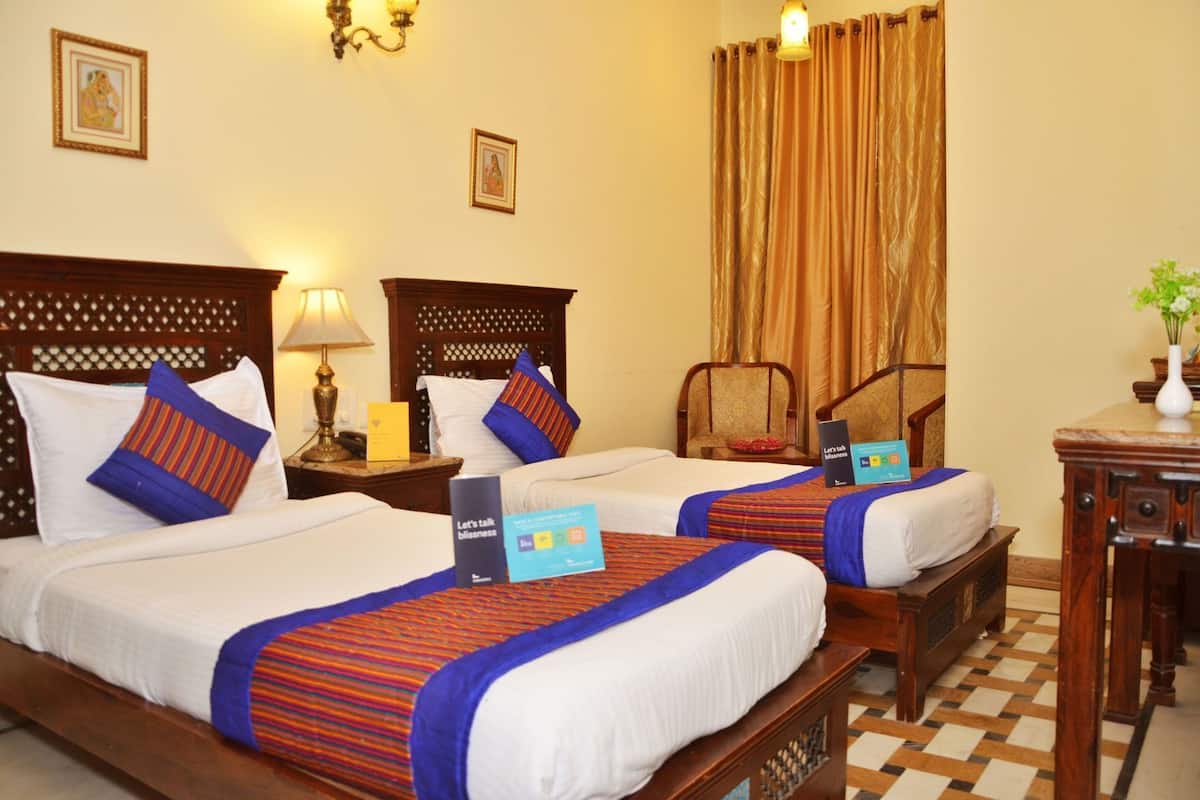 Minibar, cofre no quarto, secretária, quartos insonorizados