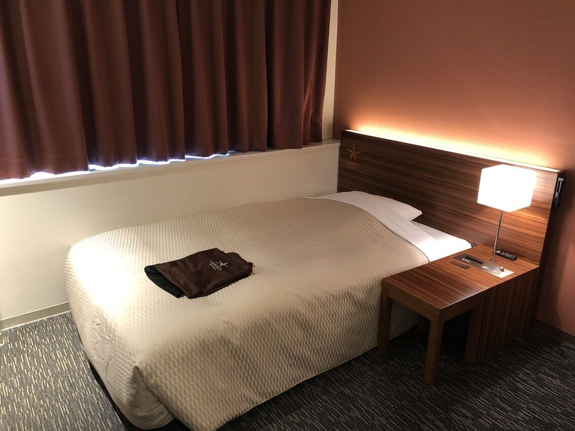 Roupas de cama premium, escrivaninha, quartos à prova de som