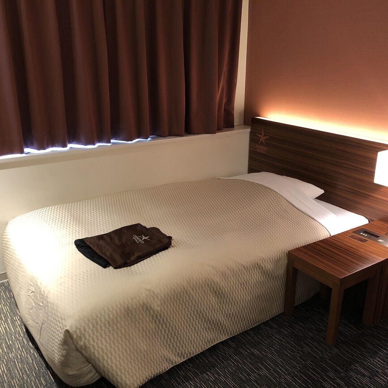 Roupas de cama premium, escrivaninha, quartos à prova de som