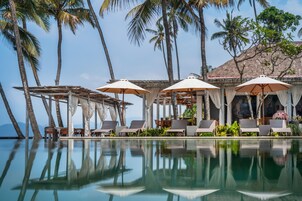 Piscina externa, espreguiçadeiras