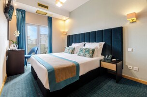 Quarto Duplo ou Twin | Casa de banho | Uma combinação polibã/banheira, artigos de higiene pessoal grátis 