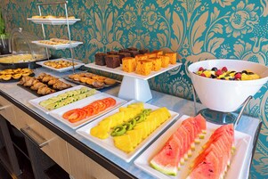 Pequeno-almoço tipo buffet diário mediante uma taxa 