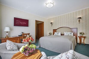 Quarto Duplo Standard | Minibar, cofre no quarto, secretária, quartos insonorizados 