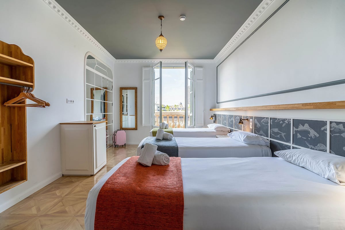 Quarto triplo superior | Ferros/tábuas de passar roupa, Wi-Fi de cortesia, roupa de cama