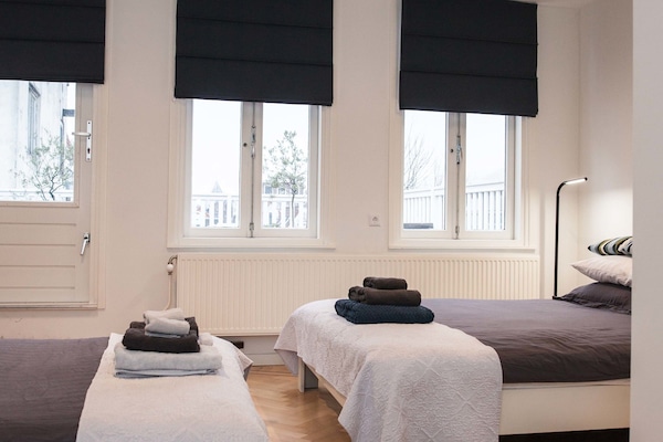 Quarto Quádruplo Deluxe, 1 cama queen-size e sofá-cama, varanda, Vista para a cidade | Camas de colchão pillowtop, com decoração personalizada, secretária