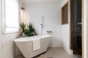 Suíte, terraço, vista para o lago (sauna) | Banheiro | Chuveiro, produtos de toalete biodegradáveis, secador de cabelo, bidê