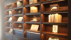 Uma estante com vários livros e objetos decorativos.