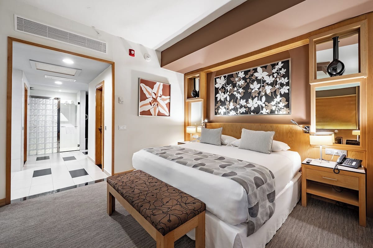 Minibar, cofre no quarto, secretária