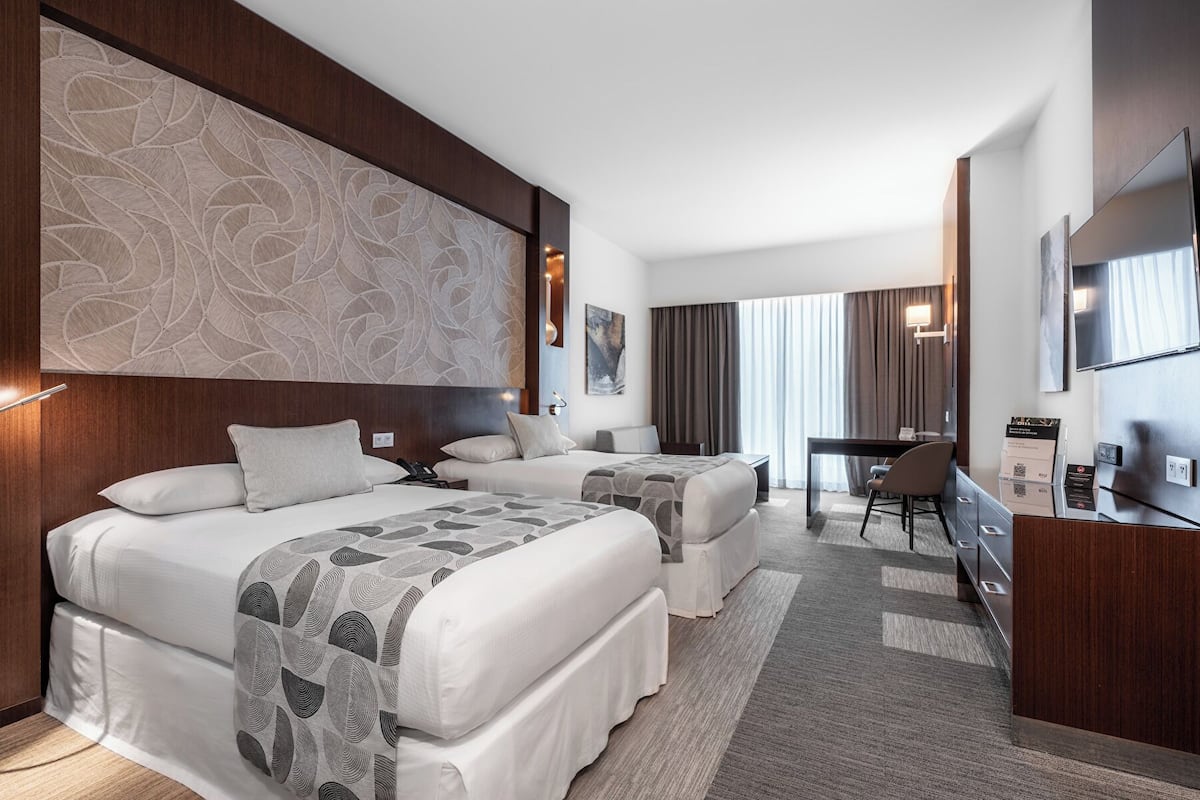 Minibar, cofre no quarto, secretária