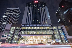 Fachada da propriedade à noite