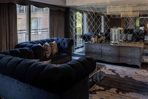 Suíte, 1 cama King | Área de estar | TV LCD 55 polegadas com canais digitais, TV