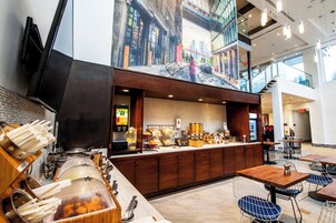 Café da manhã com buffet grátis todos os dias