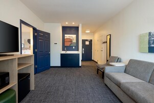 Suite, 1 cama king-size | Sala de estar | Televisor de ecrã plano de 32 polegadas com canais por cabo, televisor 