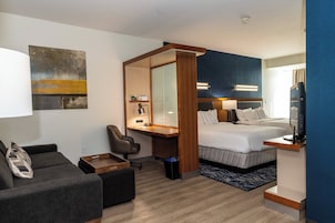 Roupas de cama premium, escrivaninha, cortinas blackout