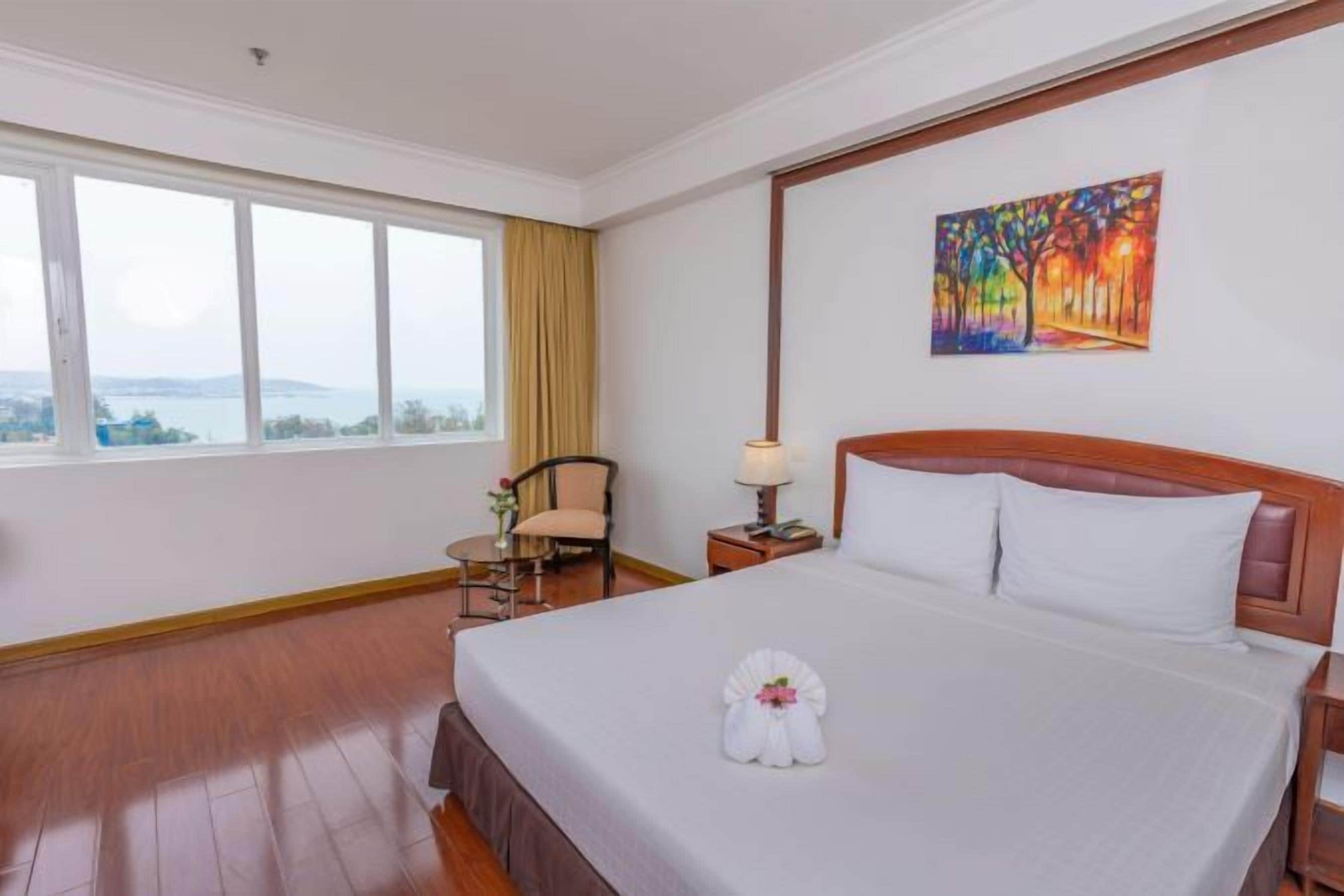 Minibar, cofre no quarto, secretária, cortinas/cortinados opacos 