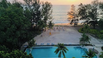 3 piscinas externas, guarda-sóis, espreguiçadeiras