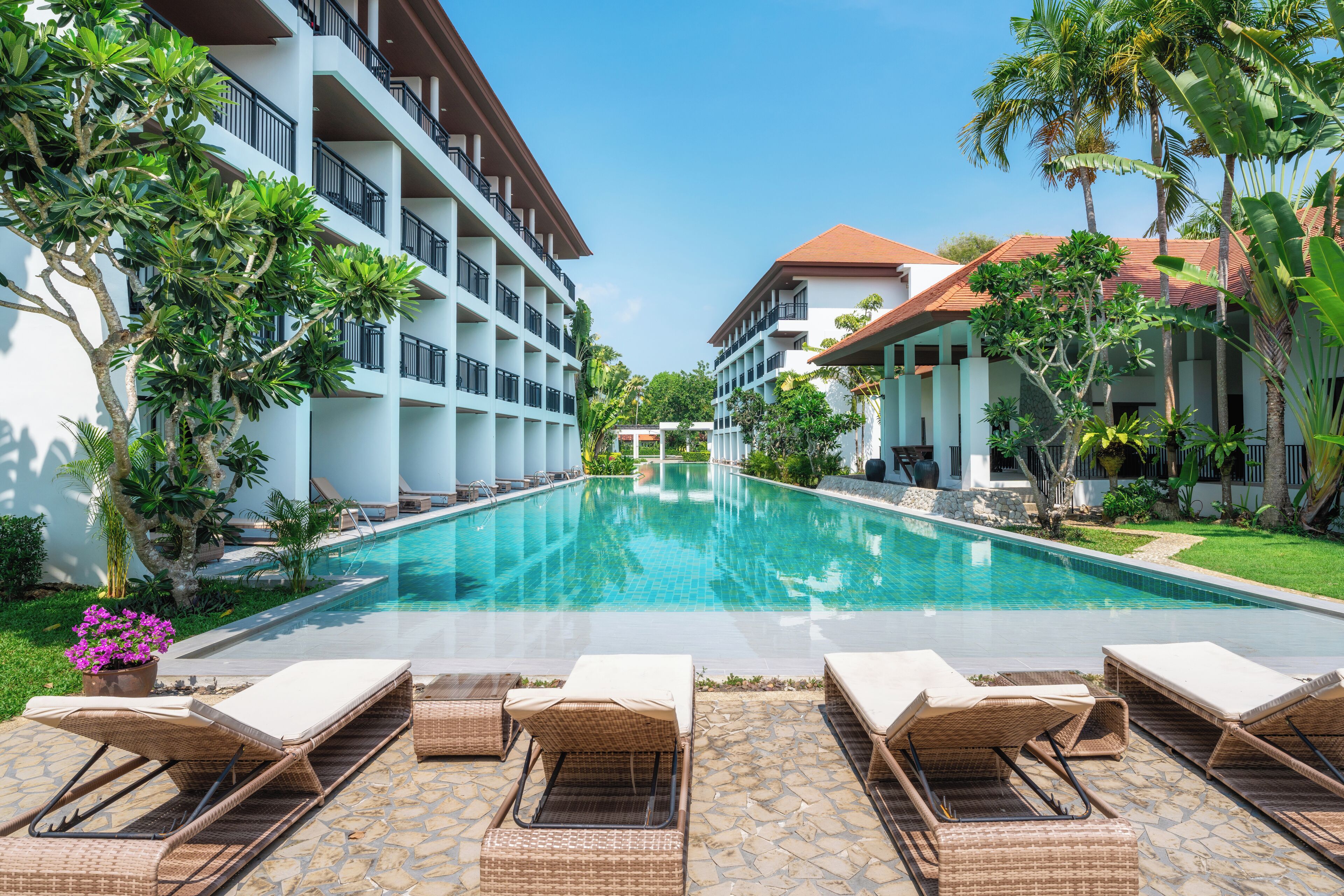 3 piscinas exteriores, guarda-sóis, espreguiçadeiras 