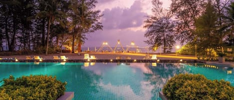 3 piscinas externas, guarda-sóis, espreguiçadeiras