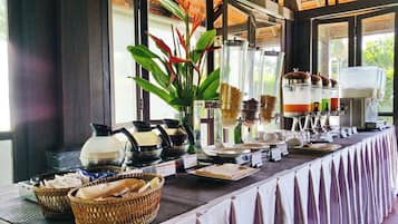 Café da manhã com buffet todos os dias (THB 400 por pessoa)