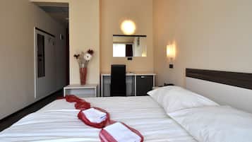 Quarto casal standard | Edredons de pluma, camas Select Comfort, frigobar, cofres nos quartos