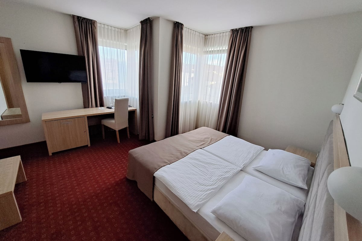 Quarto Duplo ou Twin Clássico, Vista para a cidade | Minibar, cofre no quarto, secretária 