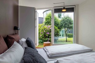 Apartamento, 2 quartos, vista parcial para o lago (6 Beds) | Roupa hipoalergénica, cofre no quarto, com decoração personalizada 