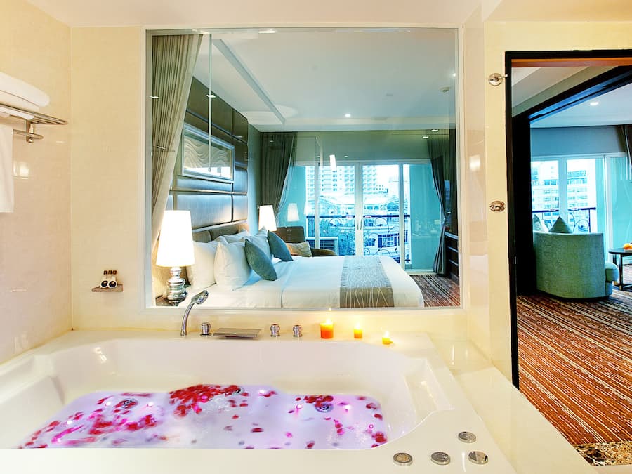 Suite Executiva, 1 cama king-size | Casa de banho | Uma combinação polibã/banheira, artigos de higiene pessoal grátis