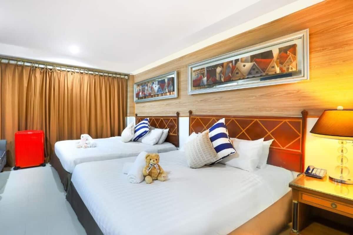 Superior Quadruple Room | Minibar, cofre no quarto, secretária, cortinas/cortinados opacos 