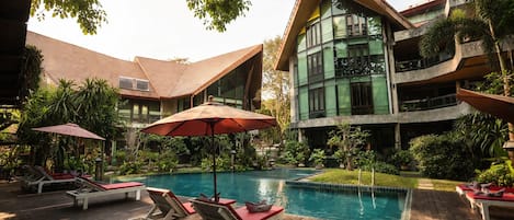 Piscina externa, espreguiçadeiras