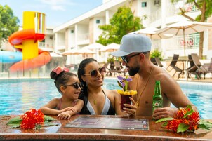 Bar à beira da piscina com cardápio, uma garrafa de cerveja e flores decorativas.