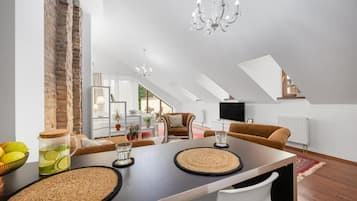 Suite, varanda (4 adults) | Sala de estar | Televisor LCD