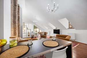 Suite, varanda (4 adults) | Sala de estar | Televisor LCD 