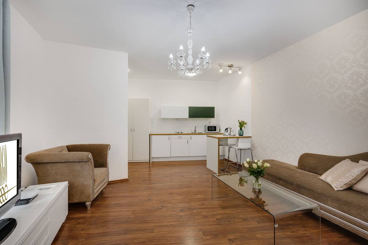Uma sala de estar moderna com um sofá, uma mesa de centro e uma televisão.