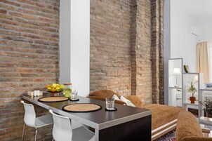 Suite, varanda (4 adults) | Sala de estar | Televisor LCD 