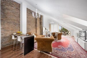 Suíte, sacada (4 adults) | Área de estar | TV LCD