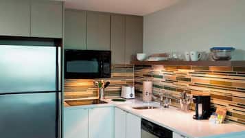 Um frigorífico/congelador grande, um micro-ondas, uma placa de cozinha