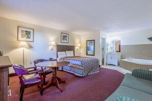 Suite, 1 cama queen-size, banheira de hidromassagem | Cortinas/cortinados opacos, ferro/tábua de engomar, Wi-fi grátis 