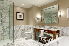 Artigos de higiene pessoal grátis, um secador de cabelo, roupões 