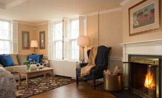 Quarto, 1 cama King e sofá-cama, banheiro privativo | Área de estar | TV