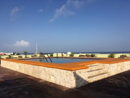 Piscina externa, funciona das 9h às 23h, guarda-sóis, espreguiçadeiras