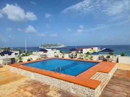 Piscina externa, funciona das 9h às 23h, guarda-sóis, espreguiçadeiras