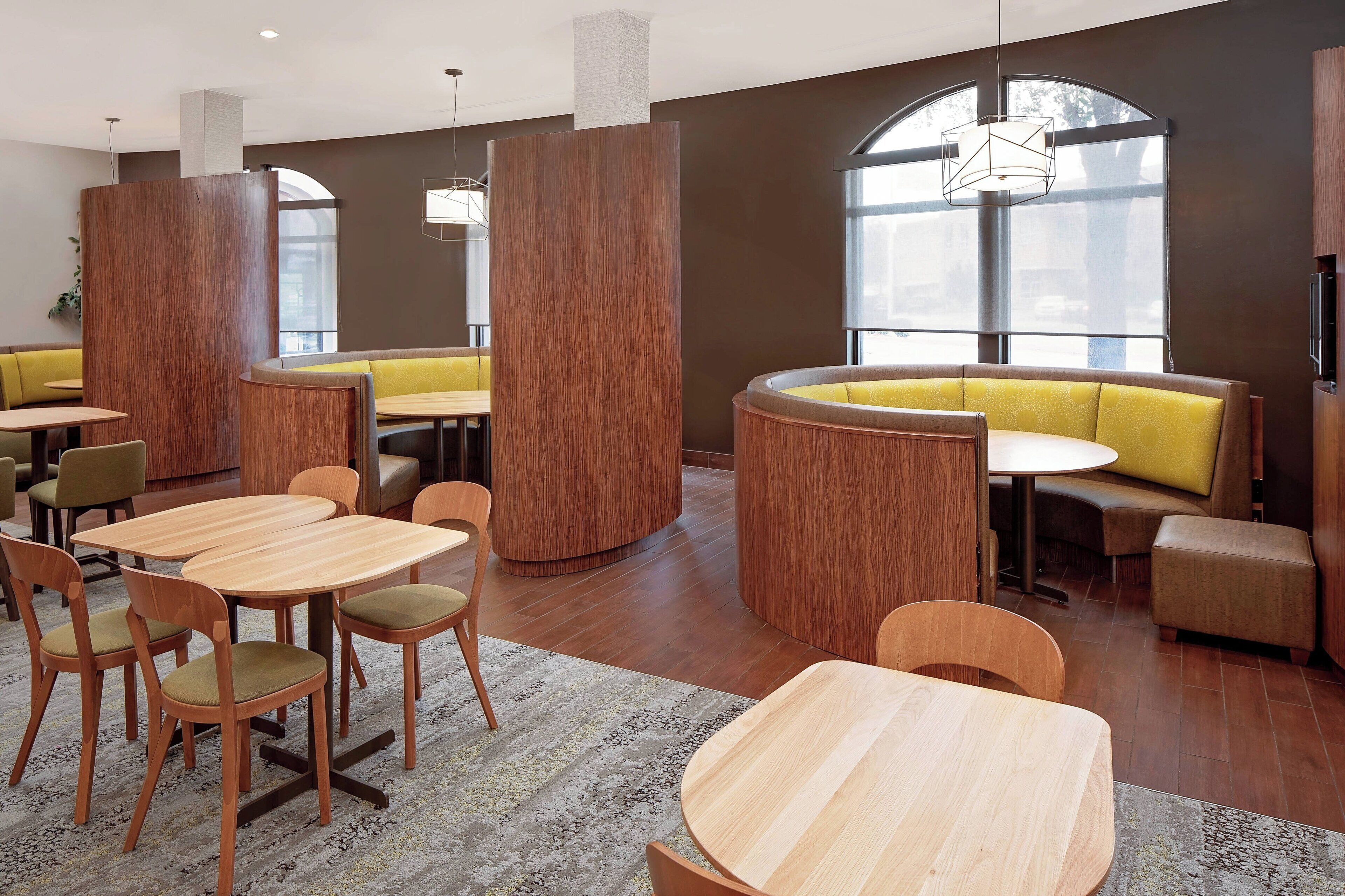 Pequeno-almoço preparado no momento diário mediante uma taxa 